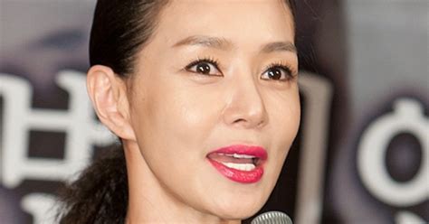 포토 김혜리 강렬한 붉은색 립스틱