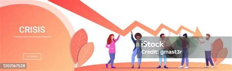 경제 하향 차트 그래프 화살표를 들고 혼합 경주 사업가 팀 금융 위기 파산 투자 위험 개념 전체 길이 복사 공간 수평 아래로 떨어지는 가공의 인물에 대한 스톡 벡터 아트 및