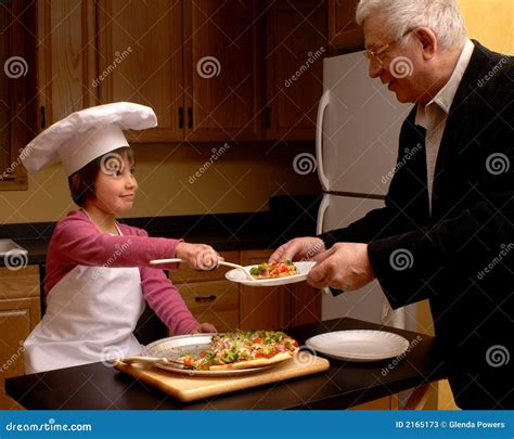 пицца Grandpa служя к стоковое изображение изображение насчитывающей