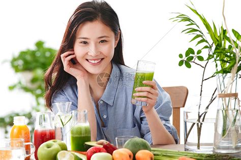 青年女人喝果汁高清图片下载 正版图片507649058 摄图网