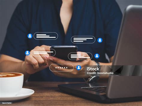 라이브 채팅 응용 프로그램 통신 디지털 미디어 웹 사이트 및 소셜 네트워크에서 채팅하는 휴대 전화로 타이핑하는 남자 문자 메시지에 대한 스톡 사진 및 기타 이미지 Istock