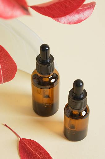 기름이나 세럼 음료가있는 호박색 유리 병과 베이지 색 배경에 빨간색 주물이있는 가지 0명에 대한 스톡 사진 및 기타 이미지 0명 건강관리와 의술 대체 의학 Istock