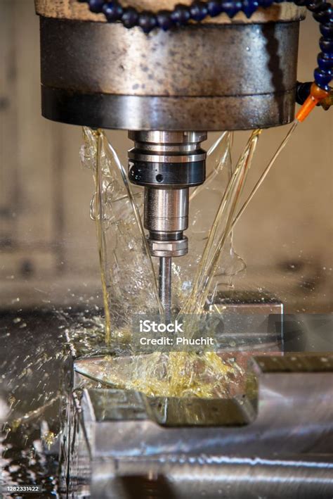 오일 냉각수 방법으로 금형 부품을 절단 하는 Cnc 밀링 기계의 수직 장면 Cnc 장치에 대한 스톡 사진 및 기타 이미지 Cnc 장치 제조 컴퓨터 보조 생산 Istock