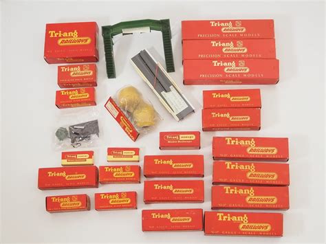 Lot 385 A Tray Of Mostly Boxed Triang Oo Gauge
