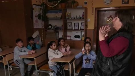 КОГАТО БАБА Е МАМА Цели училища у нас са пълни с деца на трудови