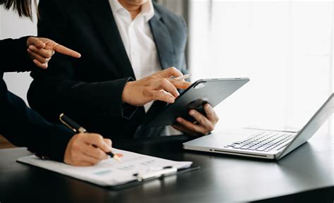 팀 비즈니스 미팅 프리젠 테이션 현대 사무실에서 일하는 사업가 작업 아침 빛에 있는 백색 책상에 휴대용 퍼스널 컴퓨터 및 정제 및 스마트폰 2명에 대한 스톡 사진 및 기타