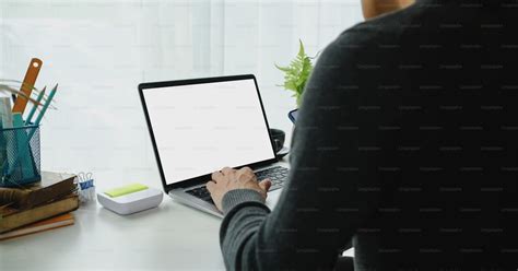 편안한 직장에 앉아 노트북 컴퓨터로 작업하는 청년 프리랜서의 뒷모습 사진 Unsplash의 설비 이미지