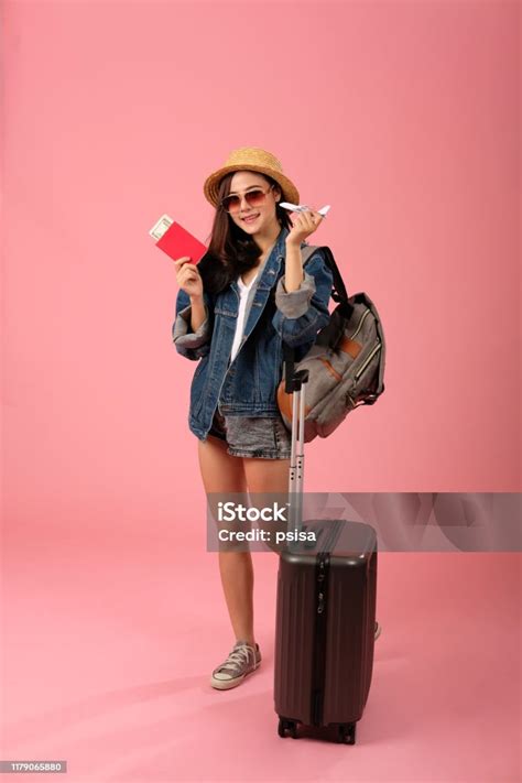 여권과 돈을 가진 여성 배낭 여행자 여행 여행 스튜디오 샷 가방에 대한 스톡 사진 및 기타 이미지 가방 관광객 긍정적인 감정 표현 Istock