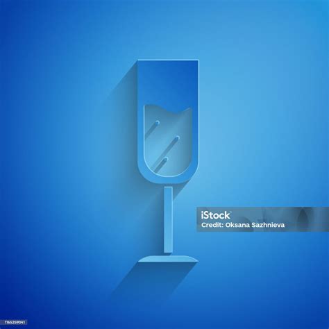 파란색 배경에 고립 된 샴페인 아이콘의 종이 컷 유리 종이 아트 스타일입니다 벡터 일러스트레이션 기념일에 대한 스톡 벡터 아트 및 기타 이미지 Istock