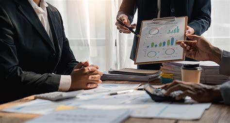 비즈니스 컨설팅 회의 작업 및 브레인스토밍 새로운 비즈니스 프로젝트 금융 투자 개념 분석 3 명에 대한 스톡 사진 및 기타