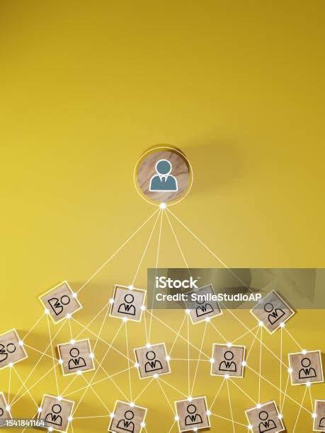 조직 구조 소셜 네트워크 및 팀워크 개념에 대한 연결 네트워크를 연결하는 나무 큐브 블록 인쇄 화면 사람 아이콘 0명에 대한