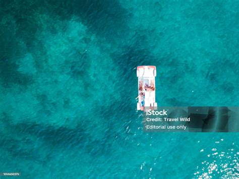 일부의 항공 보기 아름 다운 청록색 바다에 떠 있는 페달에 사람들이 편안 합니다 칼라 Brandinchi 사르디 니 아 이탈리아 경외감에 대한 스톡 사진 및 기타 이미지