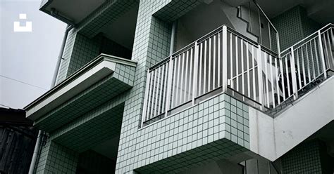 낮 동안 푸른 하늘 아래 흰색 콘크리트 건물 사진 Unsplash의 무료 건물 이미지