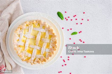 밝은 돌 배경에 흰색 접시에 크림 치즈 충전과 체리와 맛있는 수제 퍼프 페이스트리 파이 또는 케이크 발렌타인 데이 디저트 수평 방향 맨 위 보기 공간을 복사합니다 0명에