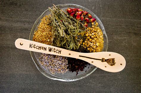 부엌 마녀회색 회색 슬레이트 배경에 말린 허브와 숟가락카모마일 히 비 스커 스 아 르 니 카 장로 꽃 장미 꽃 봉 오리와 로즈마리 건강관리와 의술에 대한 스톡 사진 및 기타