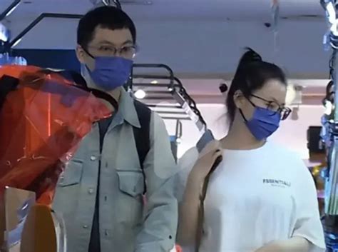 张靓颖与男友陈秋莳和好友聚会 两人牵手同行十分甜蜜 新浪图片