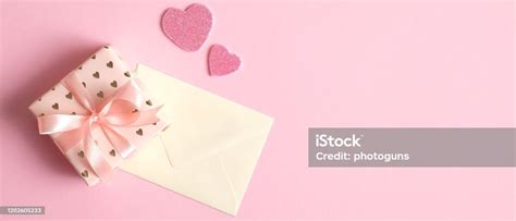 발렌타인 데이 선물 상자와 마음과 핑크 배경에 편지 발렌타인 데이 배너 템플릿 인사말 카드 모형 플랫 레이 상단 보기 0명에 대한 스톡 사진 및 기타 이미지 Istock