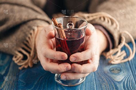 冬天的热香料红酒在玻璃杯里