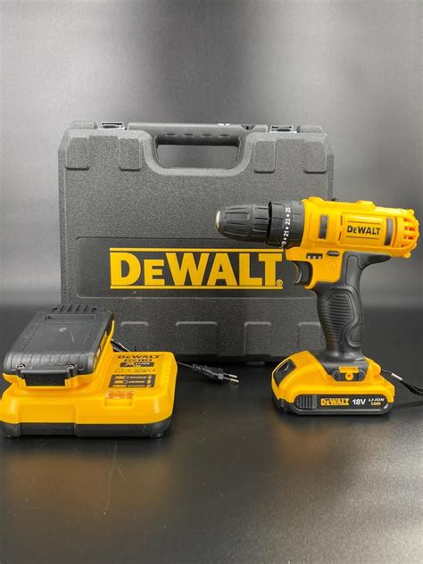 Шуруповерт DeWalt аккумуляторный 18v с набором, От аккумулятора ...