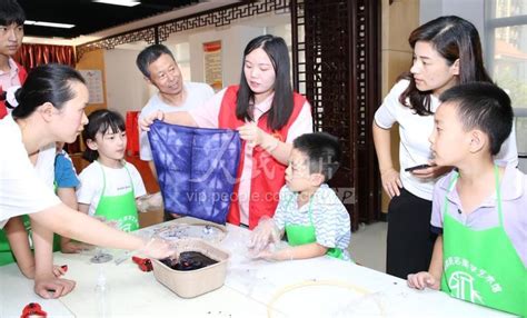 合肥：巧手做扎染 礼敬教师节 人民图片网