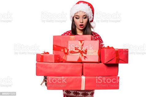 스웨터와 크리스마스 모자 흰색 배경에 고립 된 선물 상자를 들고 있는 젊은 여자 귀여운에 대한 스톡 사진 및 기타 이미지 귀여운 대규모 개체 그룹 만족한 Istock