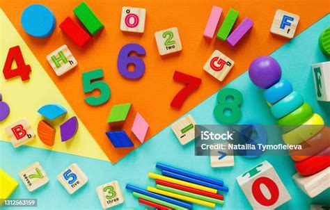 화려한 종이에 나무 아이 장난감 교육 장난감 블록 숫자 편지 기차 유치원 유치원 또는 보육원을위한 장난감 텍스트공간을 복사합니다 위쪽 보기 0명에 대한 스톡 사진 및 기타