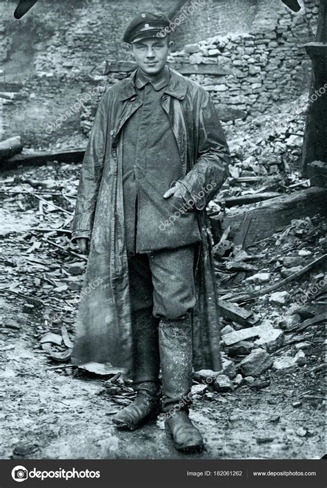 Casaco Alemao Ww1 Jovem Soldado Alemão Com Casaco Trincheira Ruínas