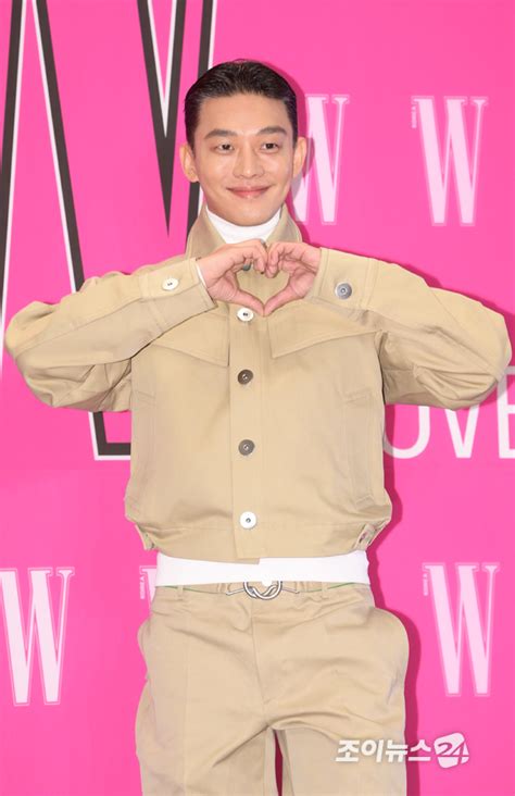 [포토]유아인 하트 받으세요