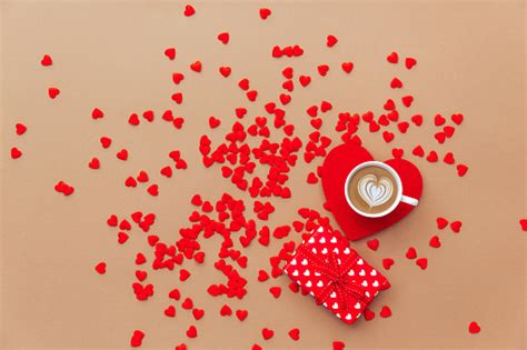 콘크리트 회색 배경에 텍스트를위한 여유 공간이있는 선물과 마음으로 배경 발렌타인 데이 컨셉 어머니의 날 개념 인사말 카드 공간을 복사합니다 플랫 레이 상단 보기 0명에 대한