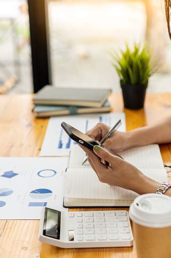 개념 비즈니스 오피스 사업가 분석 데이터 문서 그래프 차트 보고서 마케팅 연구 개발 계획 관리 전략 회계 재무 수직 그림 개발에