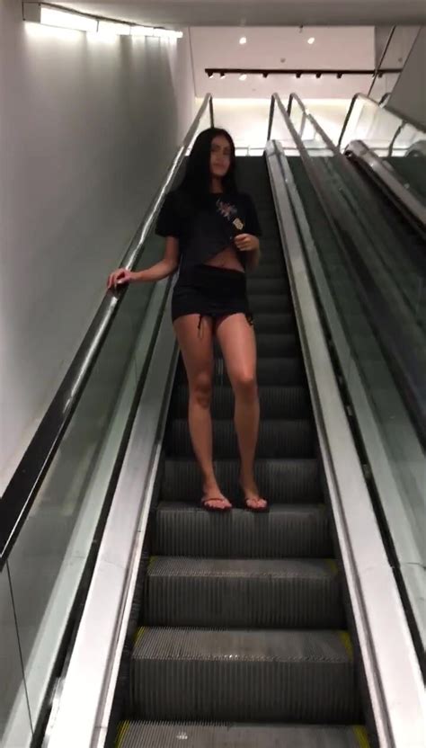 Brand New Pussy Of Olinda Showing Her Pussy On The Escalator Cnn Amador