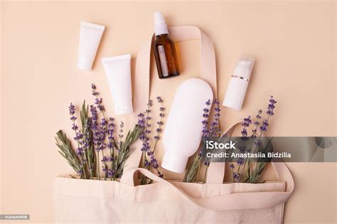 다른 용기와 환경 친화적 인 면화 재사용 가능한 가방을 엽니 다 파스텔 색상 천연 라벤더 주변 유기농 제로 폐기물 화장품의 개념 액세서리가있는 여성 가방 갈색에 대한 스톡