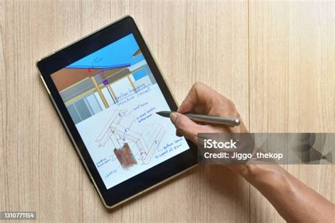 목재 테이블에 디지털 펜이있는 건축 드로잉 디자인 세부 사항의 손 스케치를 보여주는 태블릿 디지털 펜으로 태블릿 작업을위한 새로운 기술의 개념 40 44세에 대한 스톡 사진