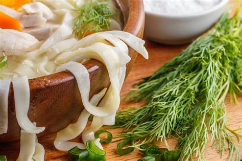 소금 뿌리와 딜 나무 절단 보드에 그릇에 수 제 치킨 누 들 수프 0명에 대한 스톡 사진 및 기타 이미지 0명 가금류 가정 생활 Istock