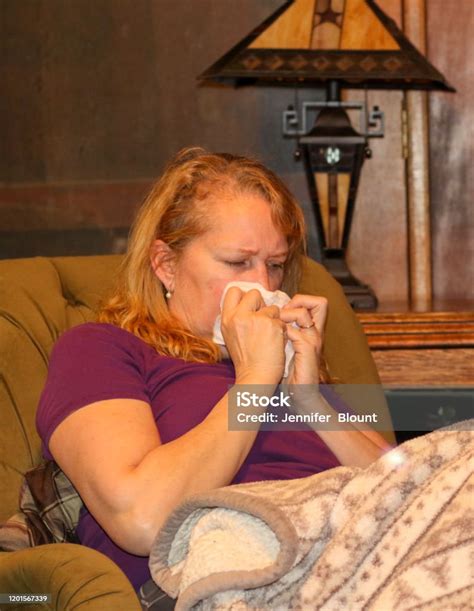 중년 백인 여성은 조직으로 코를 불고 감기 호흡기 감염 또는 독감으로 비참해 보입니다 A형 인플루엔자 바이러스에 대한 스톡 사진 및 기타 이미지 A형 인플루엔자 바이러스