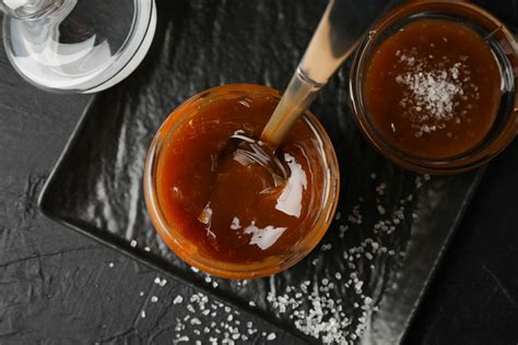 Шоколад с соленой карамелью из фиников