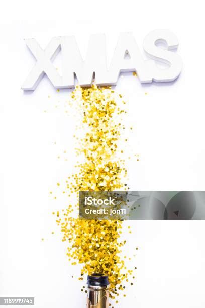 상단에 거대한 라마 장식흰색 배경에 색종이와 샴페인 병의 창조적 인 사진 크리스마스 기념일설날 축 하 컨셉의 플랫 레이 단일 이미지에 대한 스톡 사진 및 기타 이미지