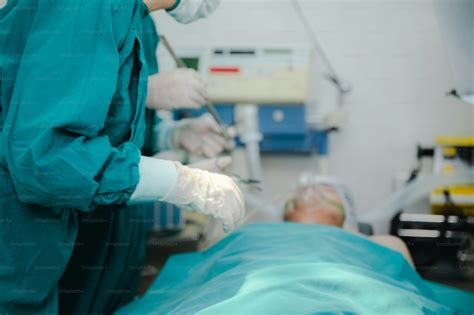 수술 환자와 간호사가 있는 수술 의료 건강 장비 응급 의학 치료 클리닉 개념으로 병원 수술실에서 일하는 전문 외과 의사 팀워크 사람 사진 Unsplash의 외과 이미지