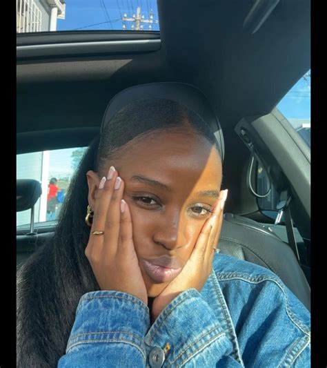 Foto Atriz Que Interpreta Michaela Stirling Em Bridgerton Chamou Atenção Na Internet Por Sua