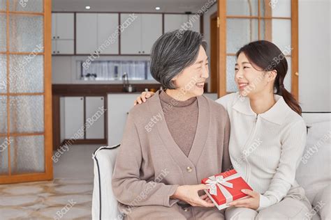 손녀 손주 할머니 조부모 생일 선물 인조물건 어버이날 홀리데이 행복 이미지 Jv12683450 게티이미지뱅크