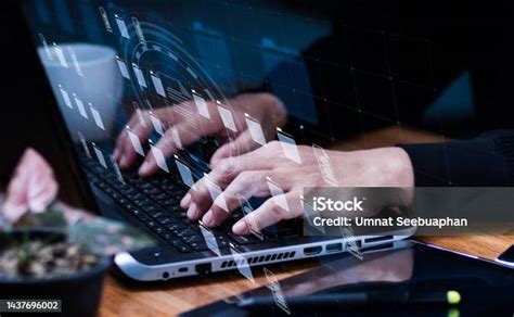 Erp 사용 조직에서 파일 지식 및 문서를 관리하기 위한 온라인 설명서 데이터베이스입니다 기업의 기술 사용 문서 관리 시스템 을 사용하고 45 49세에 대한 스톡 사진 및