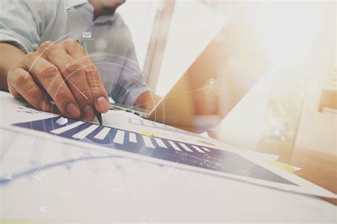 Vr 아이콘 도표를 가진 현대 사무실에서 나무 책상에 휴대 전화 및 디지털 태블릿 및 노트북 컴퓨터를 사용 하는 사업 개념에 대한 스톡 사진 및 기타 이미지 Istock