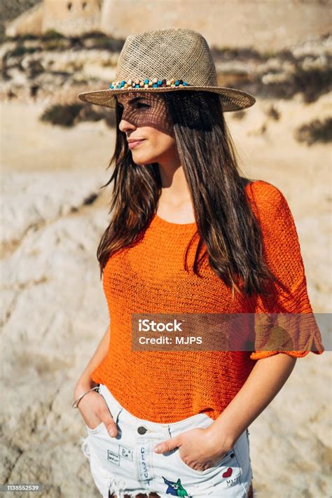 해변에서 예쁜 여자 좋은 여성의 근접 촬영 초상화 밀 짚 모자 피부 보호 행복 한 건강 한 여름 휴가 아래 태양에서 그녀의