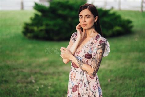 Meisje Met Tatoegering Op Haar Wapen En In De Zomerkleding Het Stellen