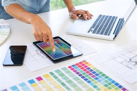 창의적인 창의력 그래픽 디자이너 그래픽 태블릿 노트북 및 스마트 폰 나무 책상 컬러 아이디어 스타일 컨셉에 직장에서 컬러 차트 Cmyk에 대한 스톡 사진 및 기타 이미지