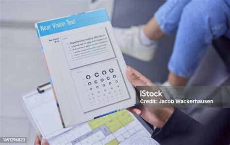 검안 컨설팅 및 시력 검사 시력 검사를 위한 문서 및 종이를 손에 넣습니다 상담 안과 및 안경사 시력 및 안경 환자를위한 광학 검사 20 24세에 대한 스톡 사진 및 기타