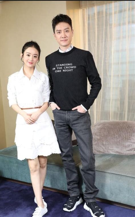 力破婚变传闻！冯绍峰接机赵丽颖 两人手拉手超甜蜜