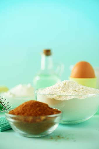 빵집 음식 프레임 요리 개념입니다 다른 베이킹 재료버터 설탕 밀가루 우유 계란 오일 숟가락 롤링 핀 브러시 파란색 배경 위에 거품을 냅니다 복사 공간 개념에 대한 스톡 사진