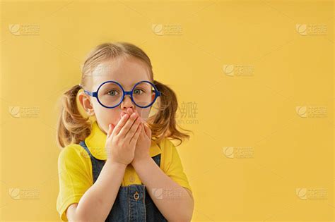 哇 新闻季节性大甩卖和购物折扣为文本复制空间模拟一名小学生在黄色背景下用强烈的情感摆出惊讶的