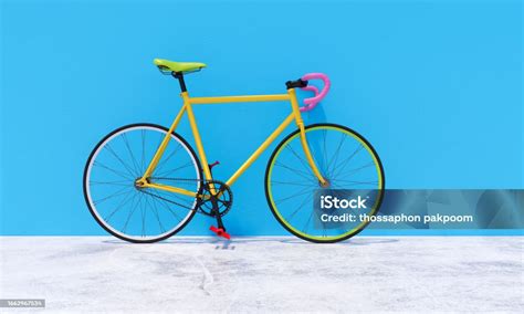 파란 벽과 하얀 시멘트 바닥에 자전거의 다채로운 고정 기어 3d 렌더링 고정됨에 대한 스톡 사진 및 기타 이미지 고정됨 두발자전거 디지털 생성 이미지 Istock